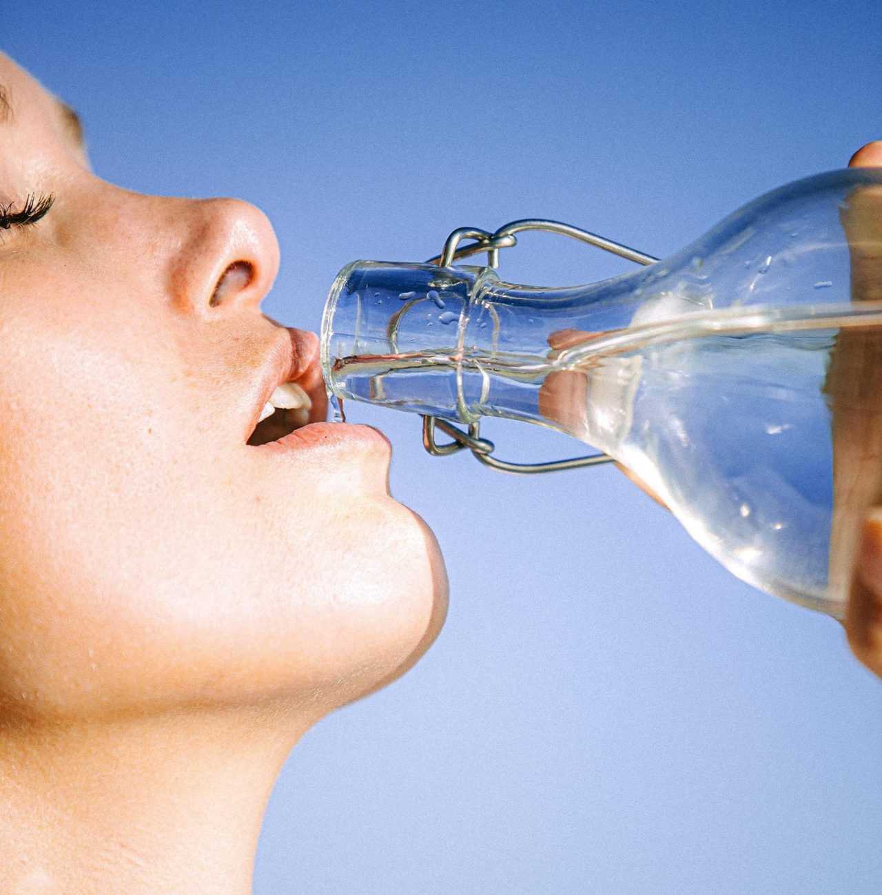 Mă ajută dacă beau mai multă apă când am tenul gras? - Academia VivaNatura